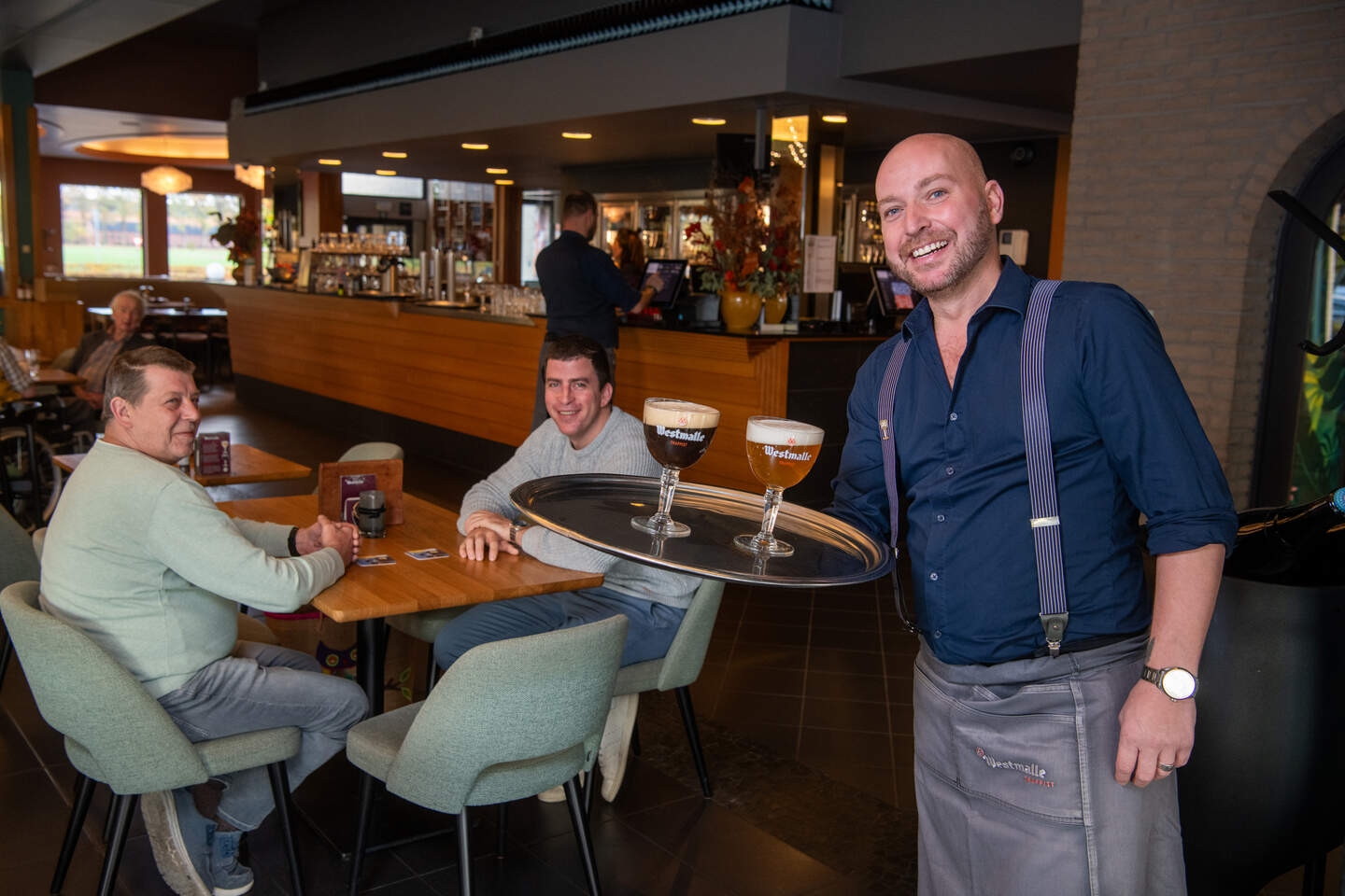 Acteur Kevin Hooge uit ‘Lili en Marleen’ tapt nu bier (en moppen) bij de trappisten in Westmalle ...